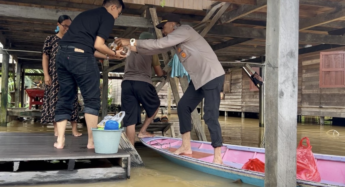 Muara Wahau Terendam Banjir, Polisi Bantu Warga Terdampak | Koranseruya.com